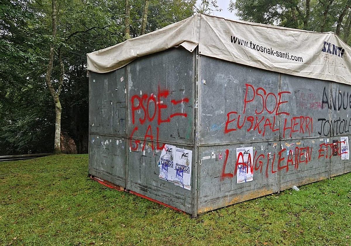 Realizan pintadas contra la txosna del PSE de Eibar por quinto año consecutivo | El Diario Vasco